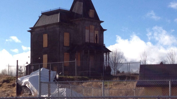 17 Incredible Photos Of Abandoned Movie Sets