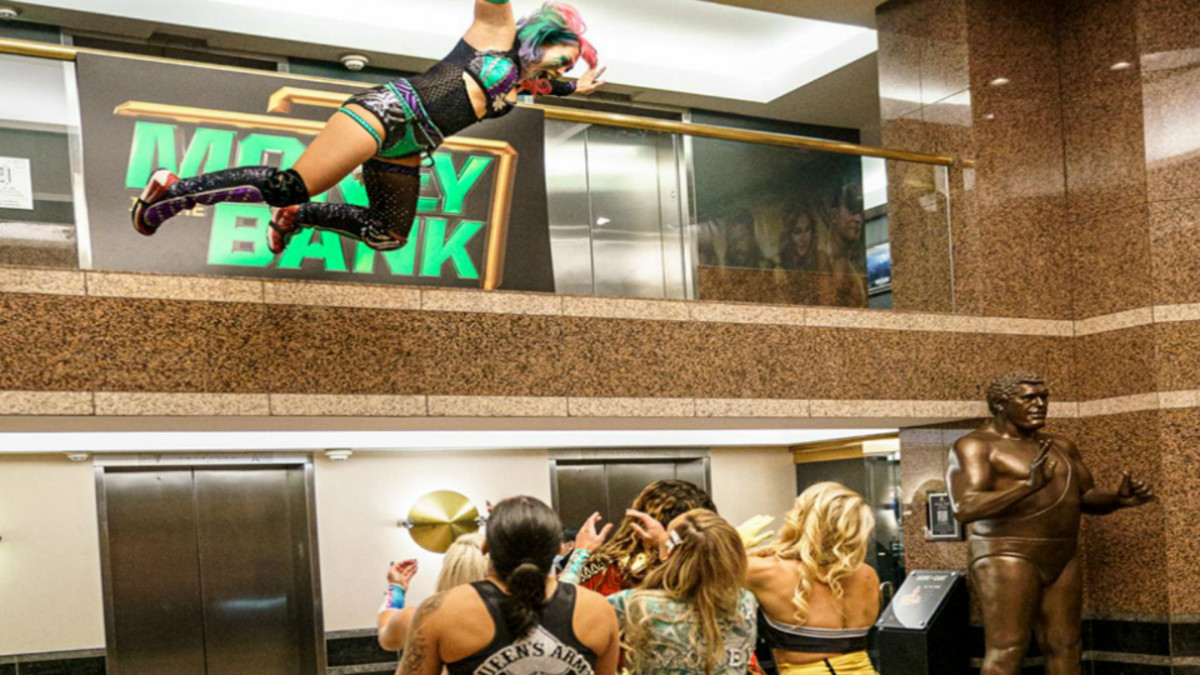 10 WWE Wrestlers That Went From The Top To The Bottom Then Back Again