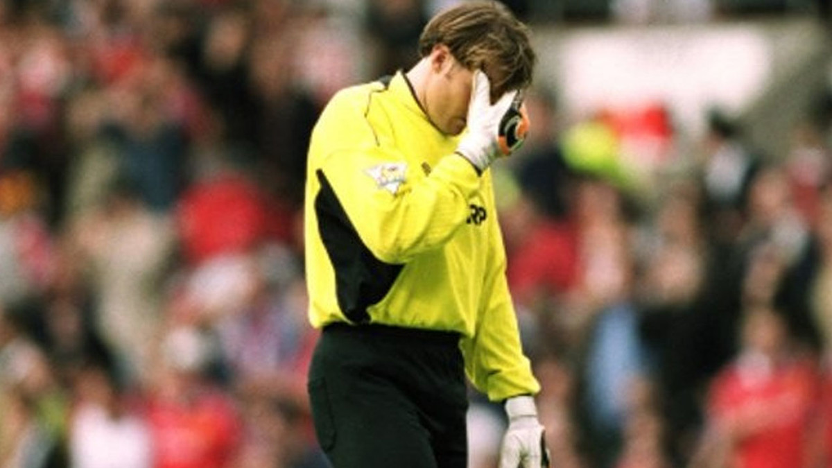 Every Premier League Club's Worst Ever Goalkeeper – Page 13
