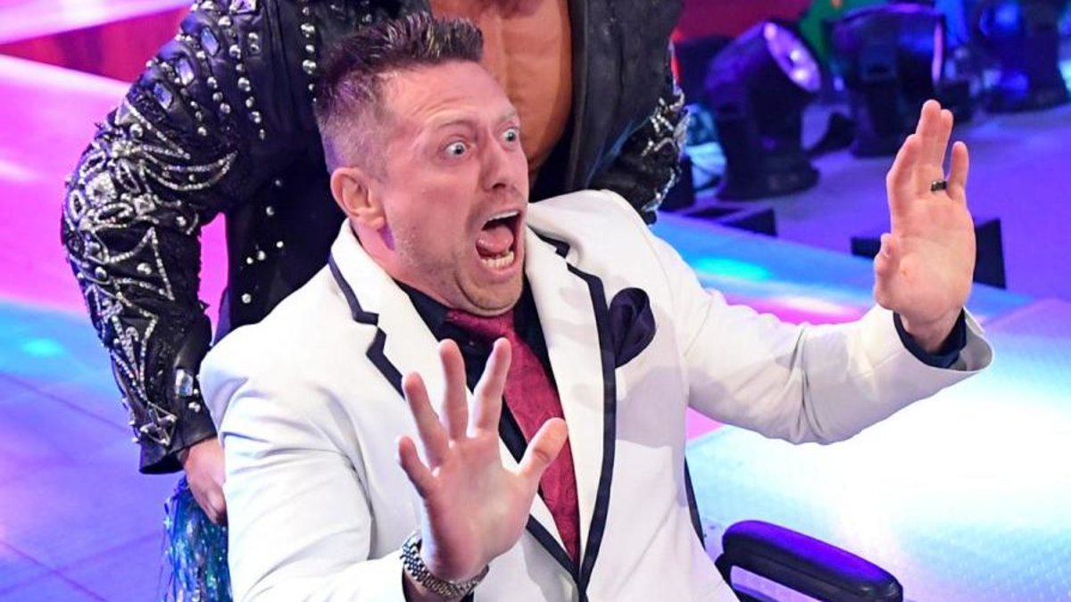 10 Embarrassing Times Wrestlers Tried To Be Funny