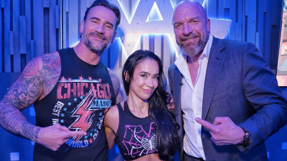 AJ Lee Returns On SmackDown - Signs New WWE Contract (WWE News)
